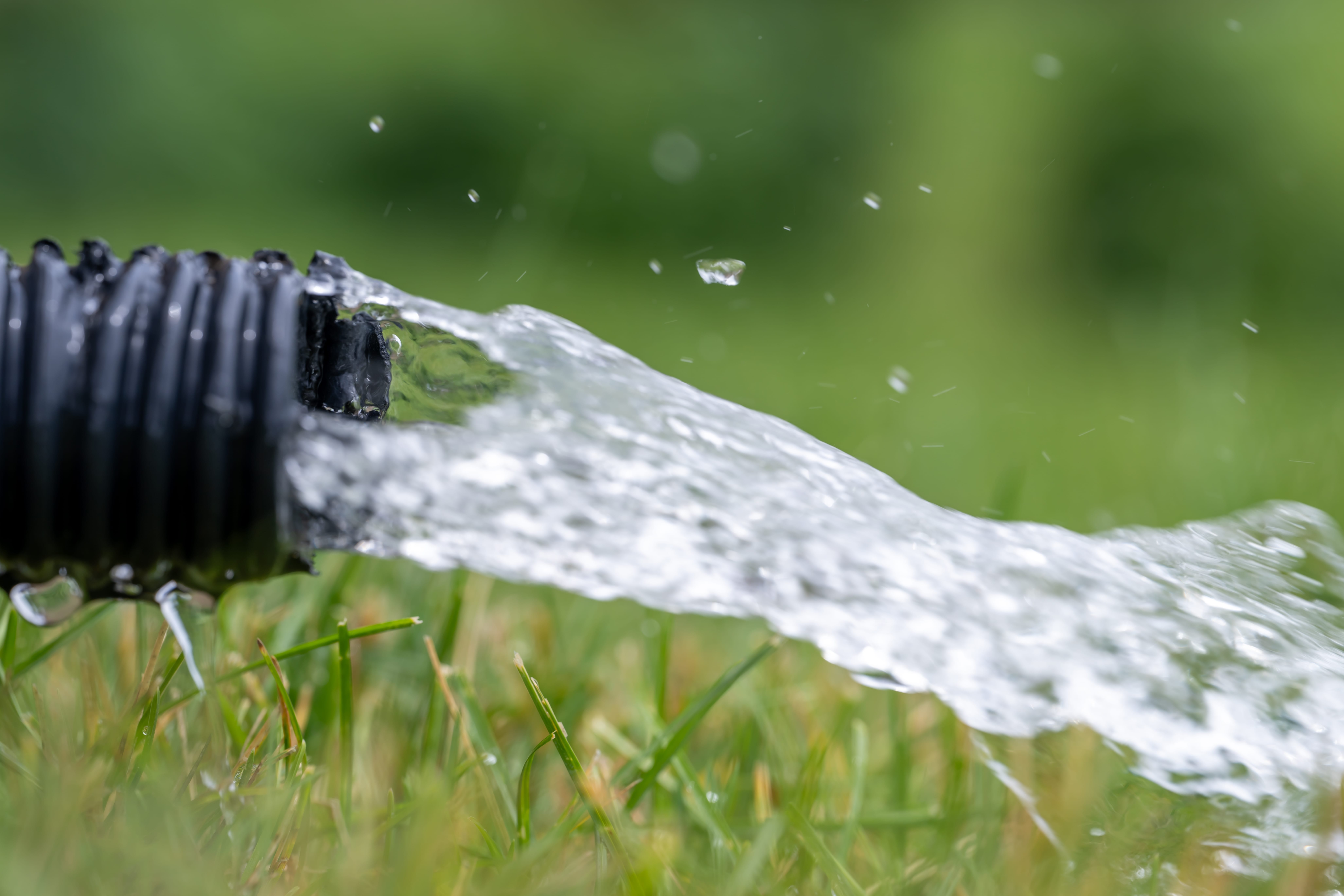 Refoulement d’eau sous-sol : causes, prévention & solutions